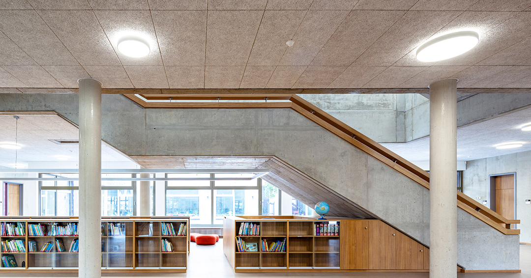 A rewarding gaze upwards in a new school building | Troldtekt